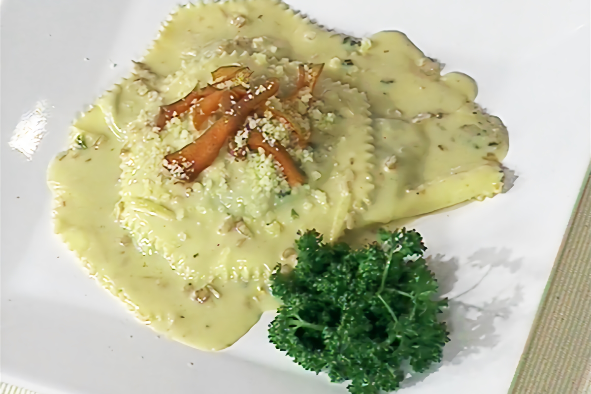 Ravioli di crevello con spinaci e coste con salsa acida di noci, limone ...