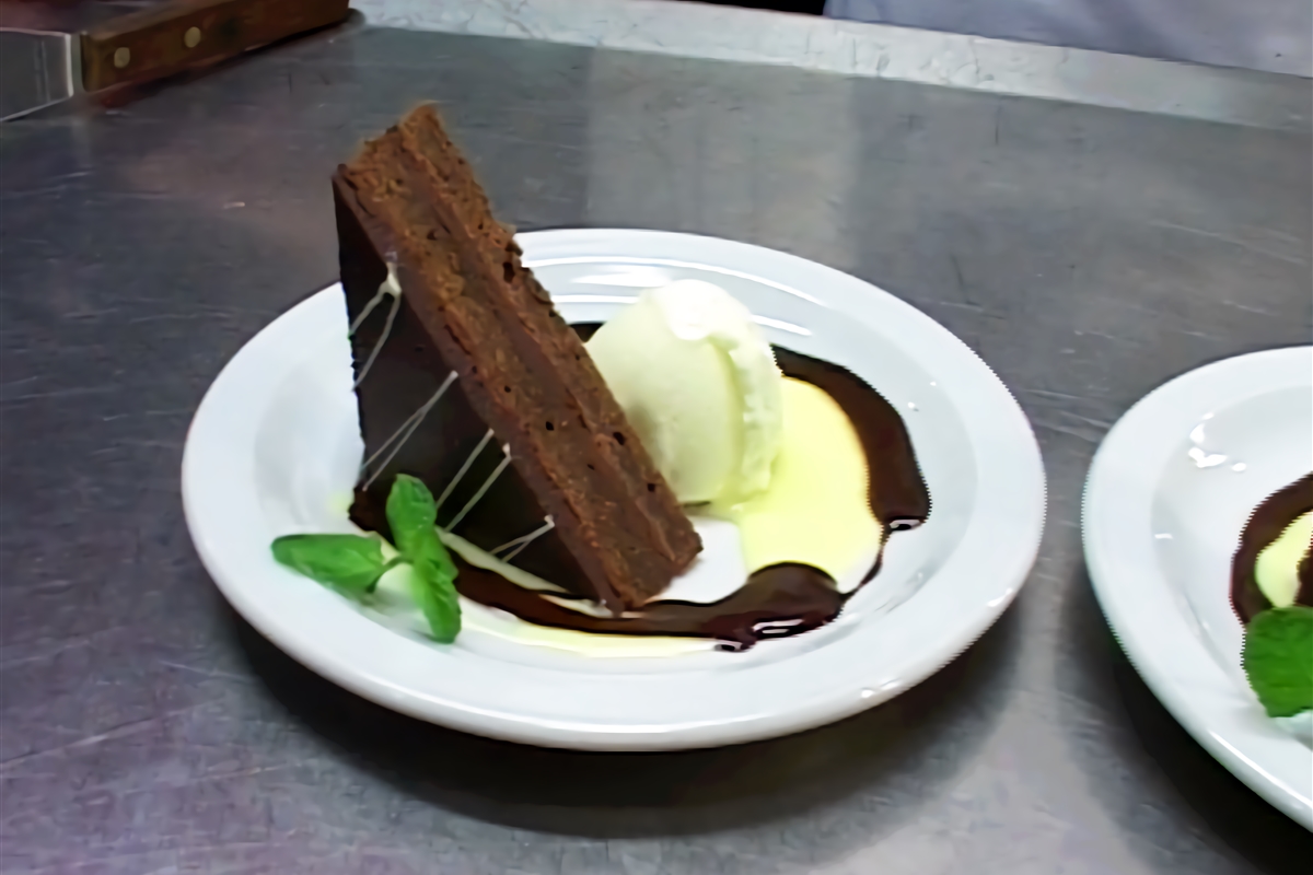 Tarta caliente de chocolate con helado de crema - El Gourmet