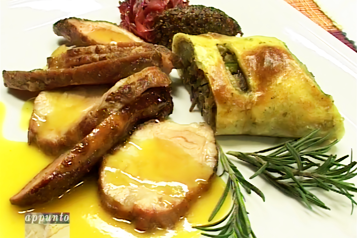 Bondiola de cerdo y pechuga de pato, con strudel de verduras, puré de ...
