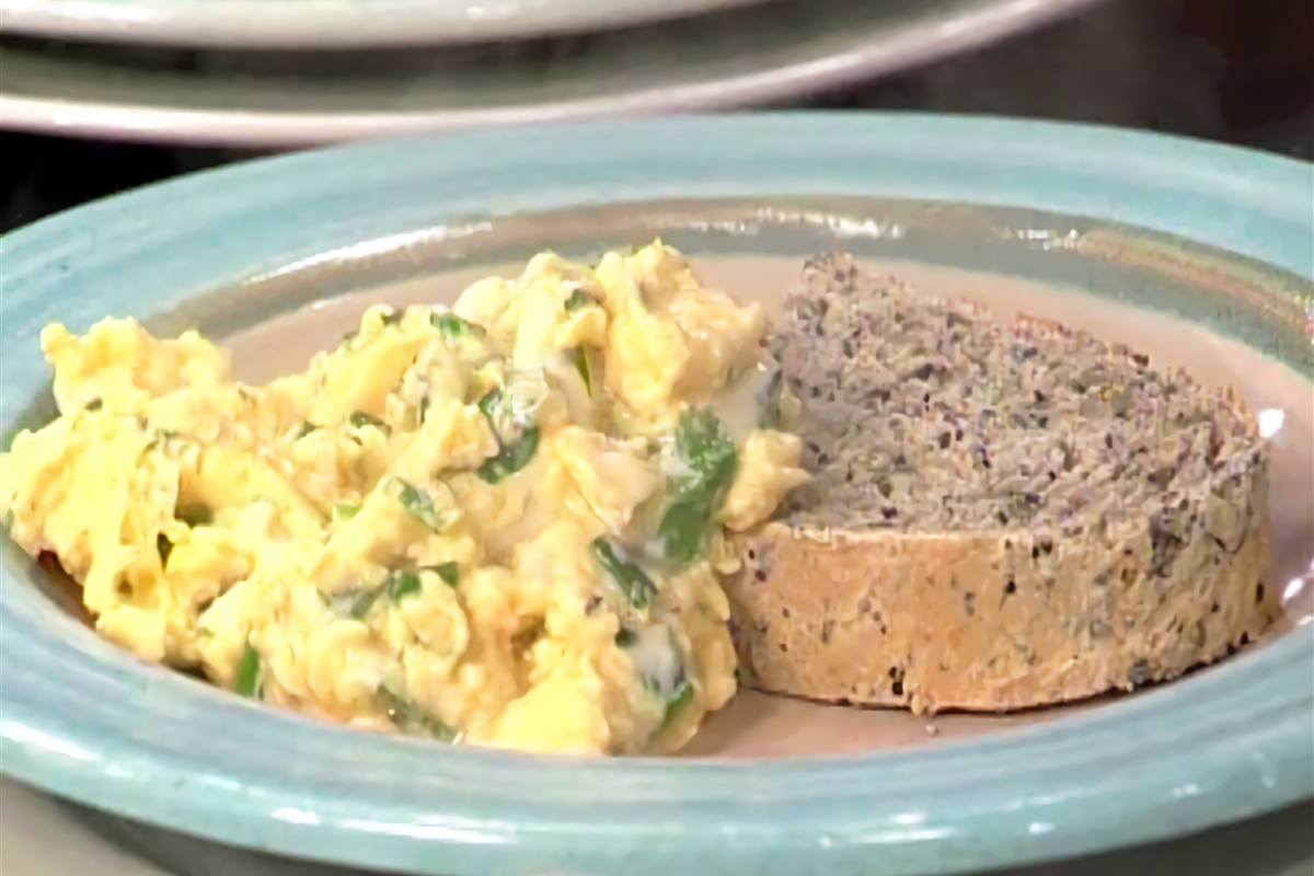 Huevos revueltos sobre pan de semillas y jugo de zanahoria y naranja ...
