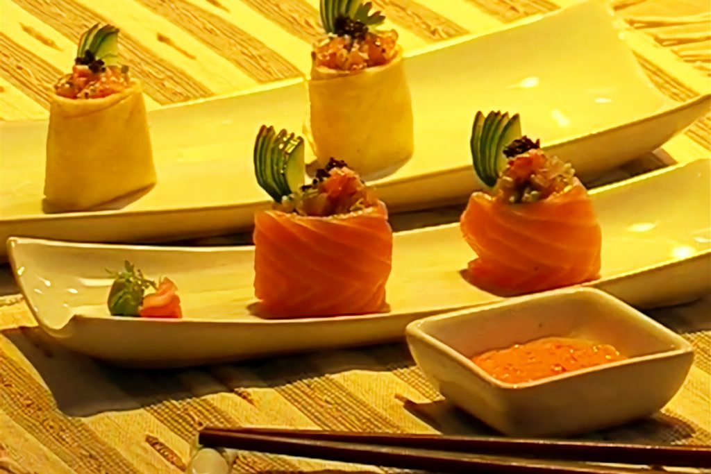 Gunkan maki de omelette con salmón - El Gourmet