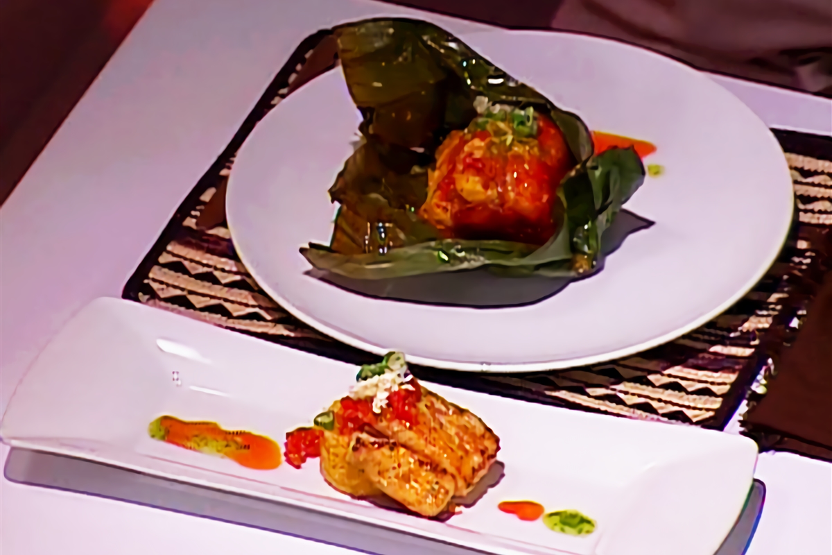 Filete de pescado con tajadas de plátano maduro envuelto en hojas de ...