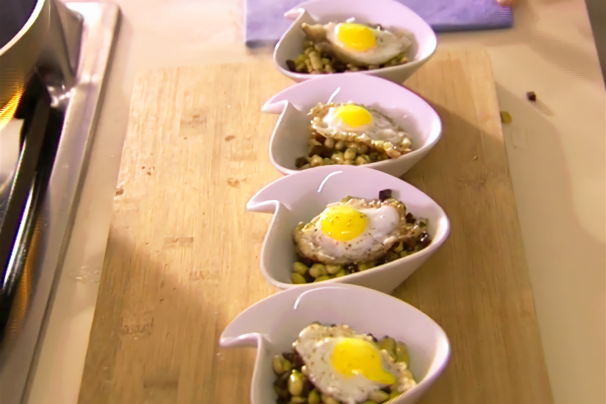 Habitas con chorizo y huevos poche de codorniz - El Gourmet