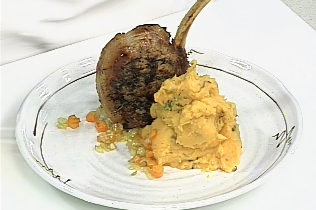 Bife de costilla con puré de papas, albahaca y pimiento rojo - El Gourmet