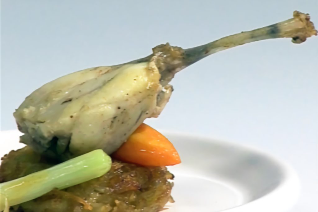 Ancas de rana braseadas en jugo de ave sobre papa roësti - El Gourmet