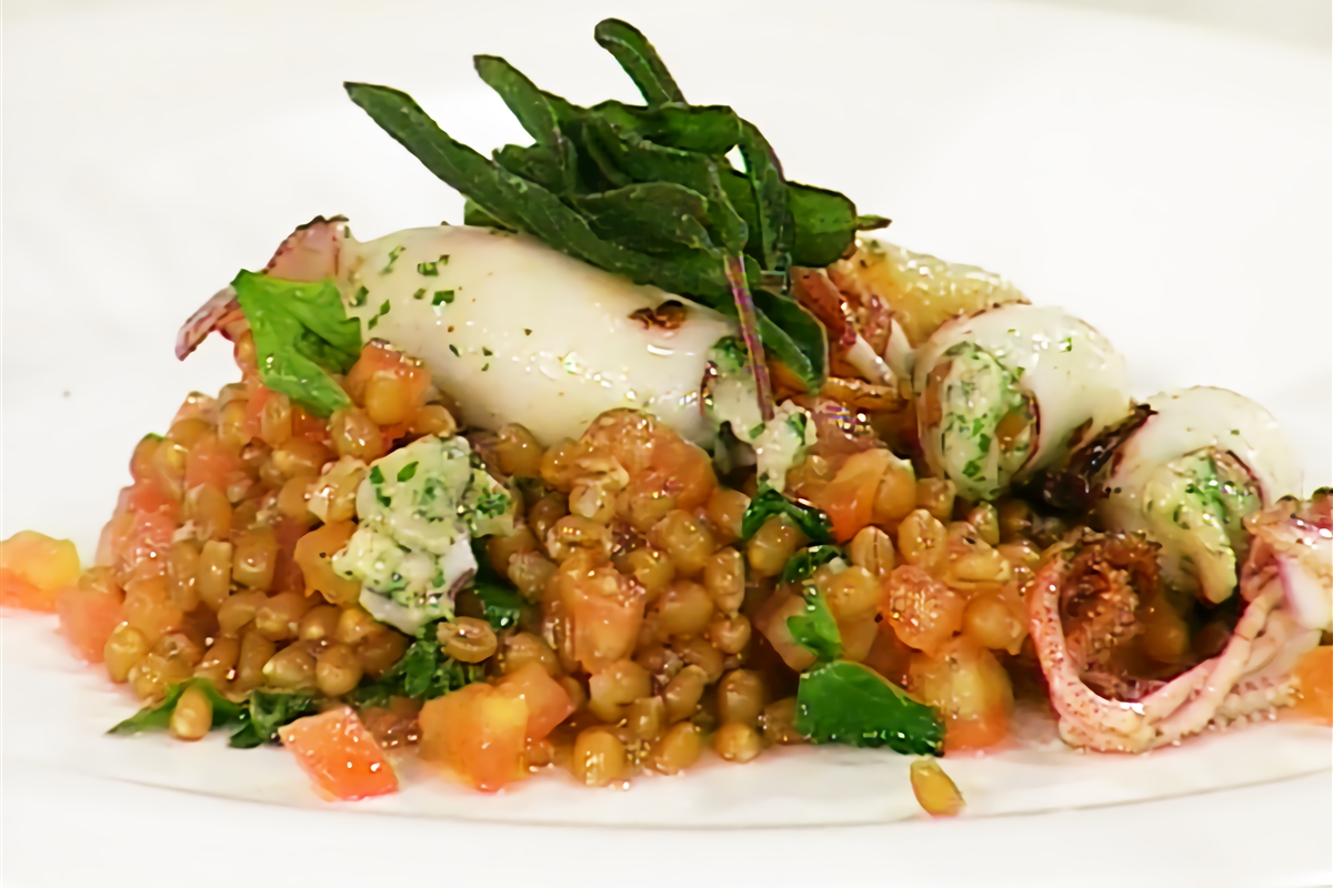 Chipirones rellenos con ensalada de trigo, tomates y salvia - El Gourmet