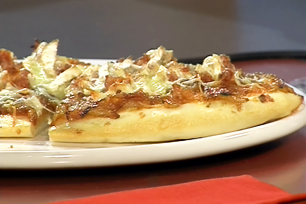 Pizza con cebolla confit y chorizo fresco - El Gourmet