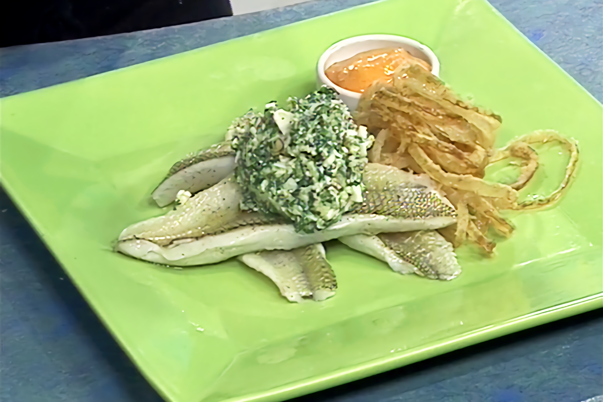 Pejerrey con salsa de huevo y aros de cebolla - El Gourmet
