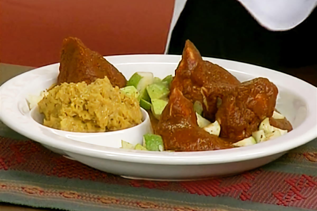 Pechuga de pollo en mole de frutos secos y puré de plátano - El Gourmet