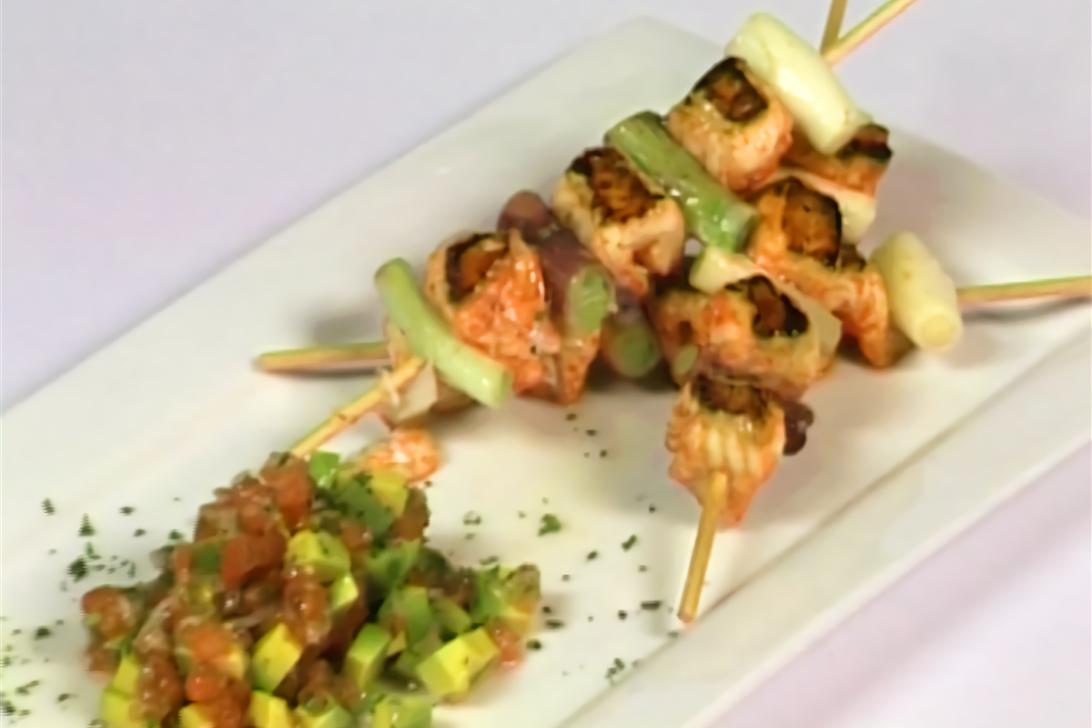 Brochete de abadejo con ensalada latina - El Gourmet