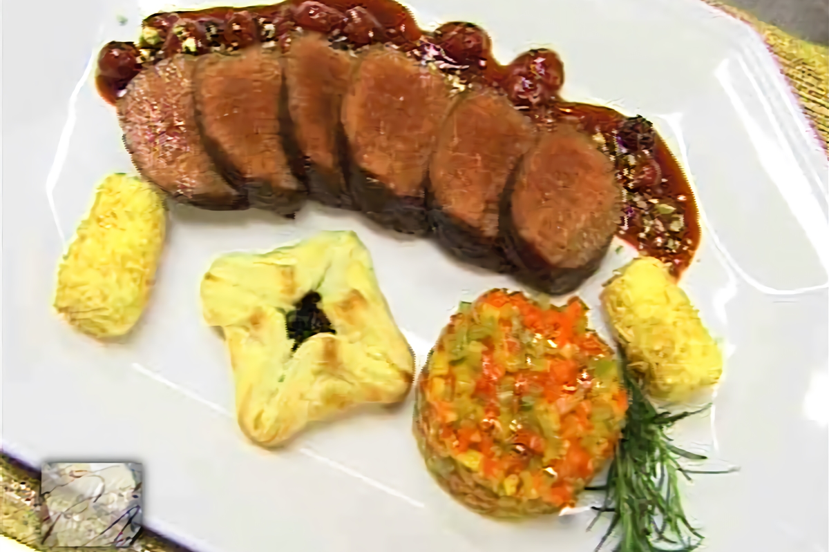 Lomo de ciervo con salsa de berries, Papas Saint-Florentin. Talmouse de ...