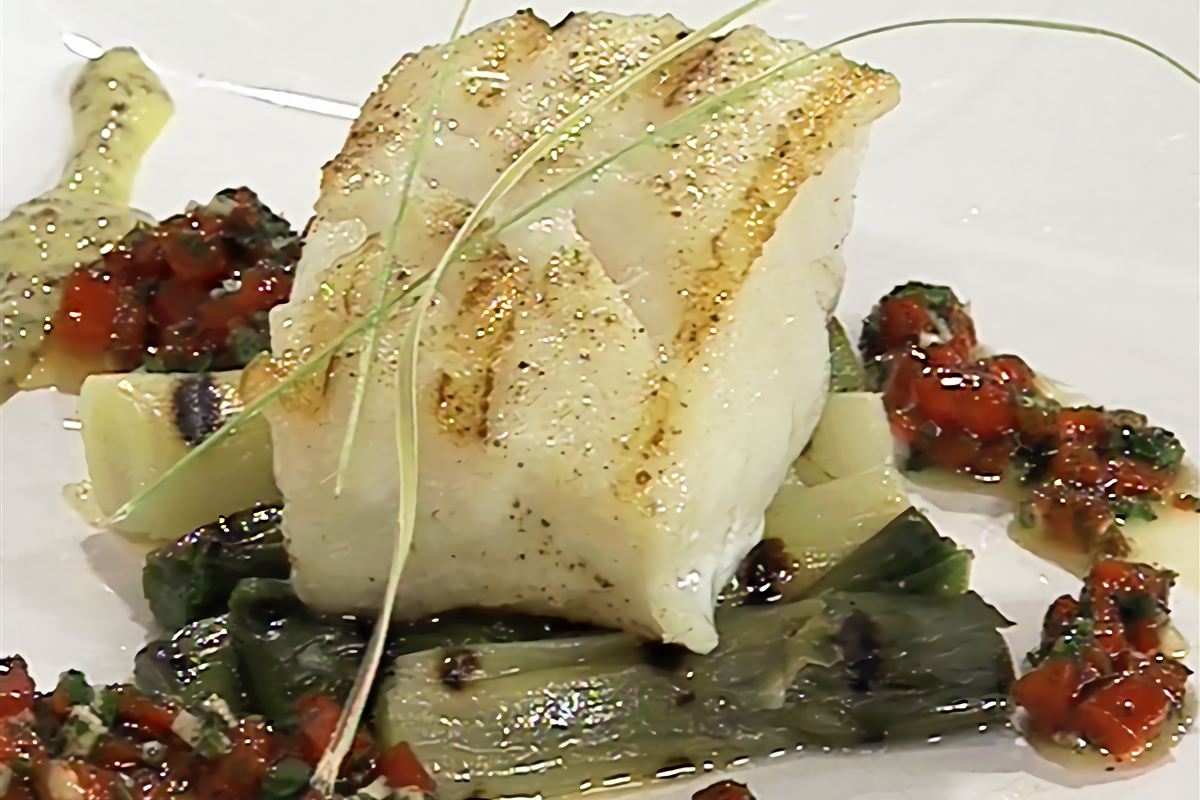 Merluza negra con puerros y esencia de pimientos del piquillo - El Gourmet