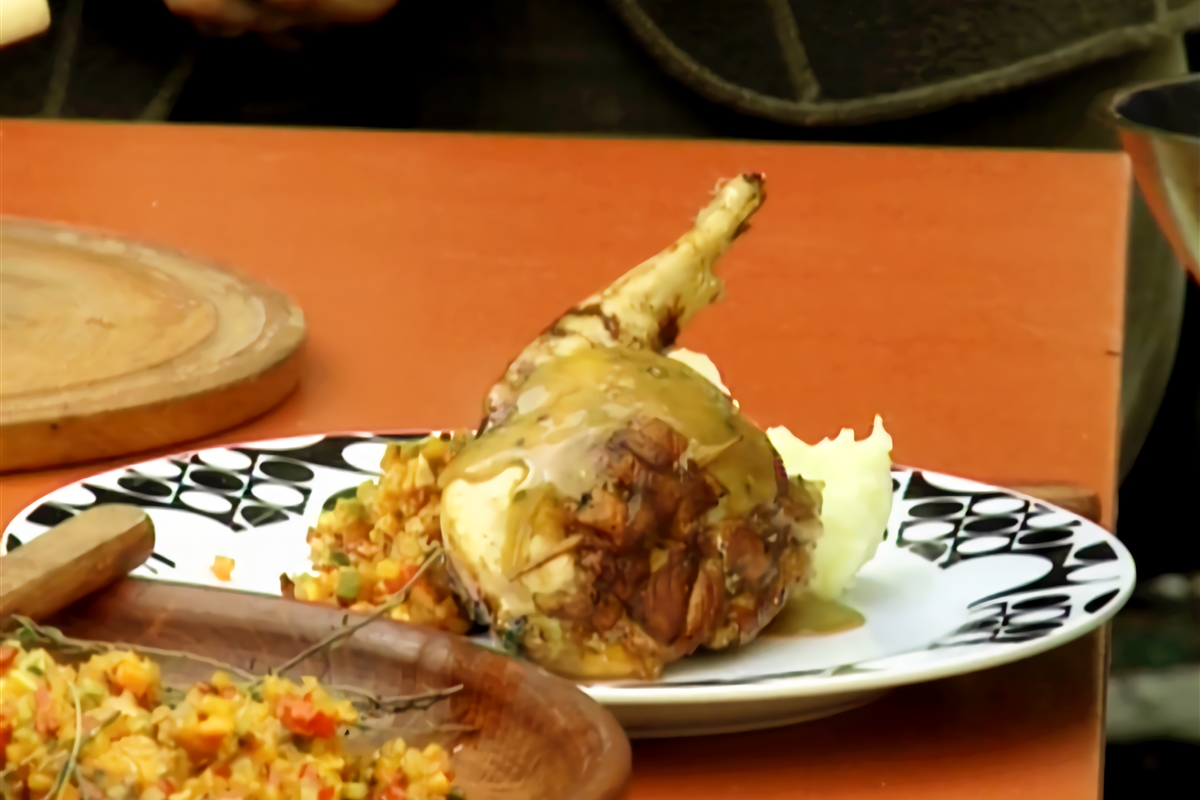 Conejo relleno con ratatouille y puré - El Gourmet