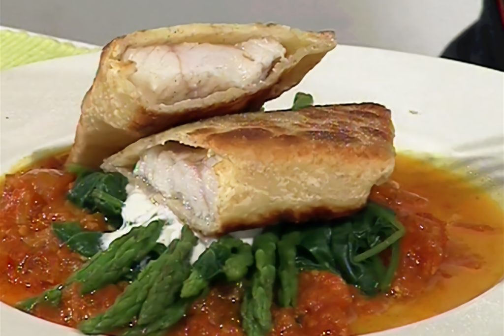 Mero en pan hindú con tomates y cardamomo - El Gourmet