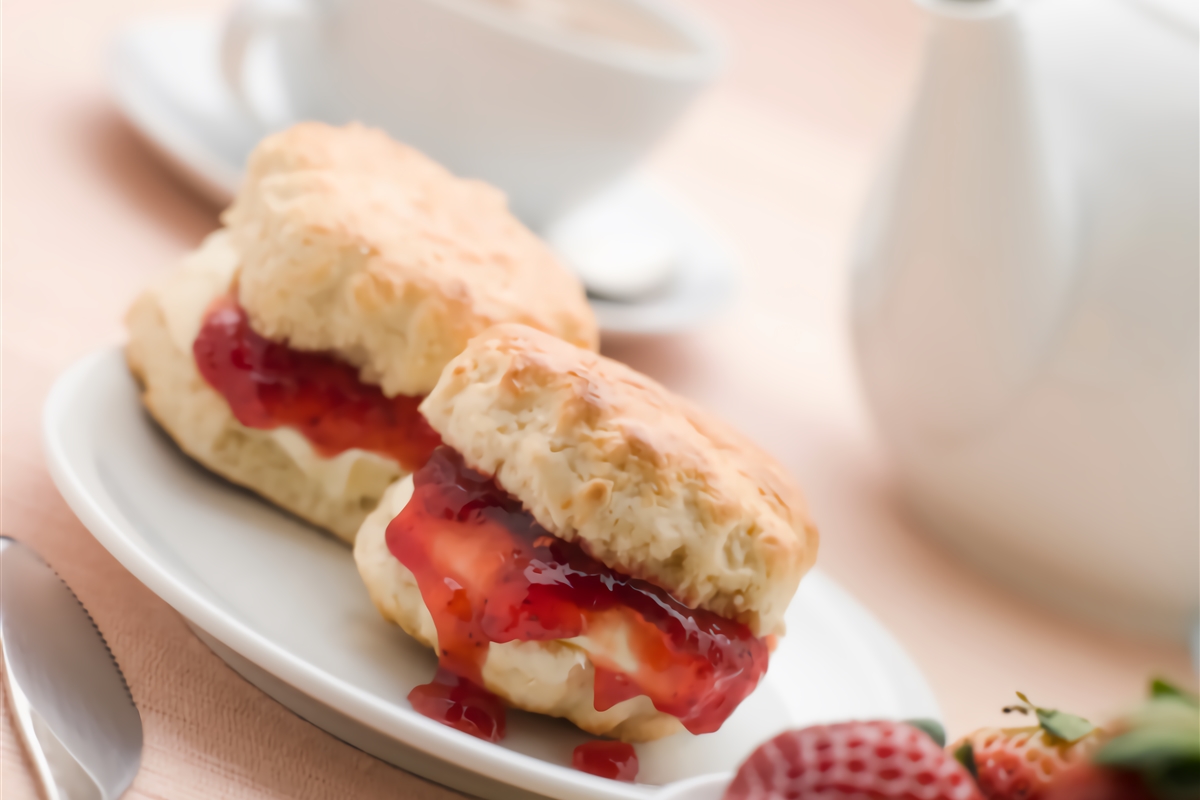 Scons clásicos, clotted cream y confitura de berries - El Gourmet