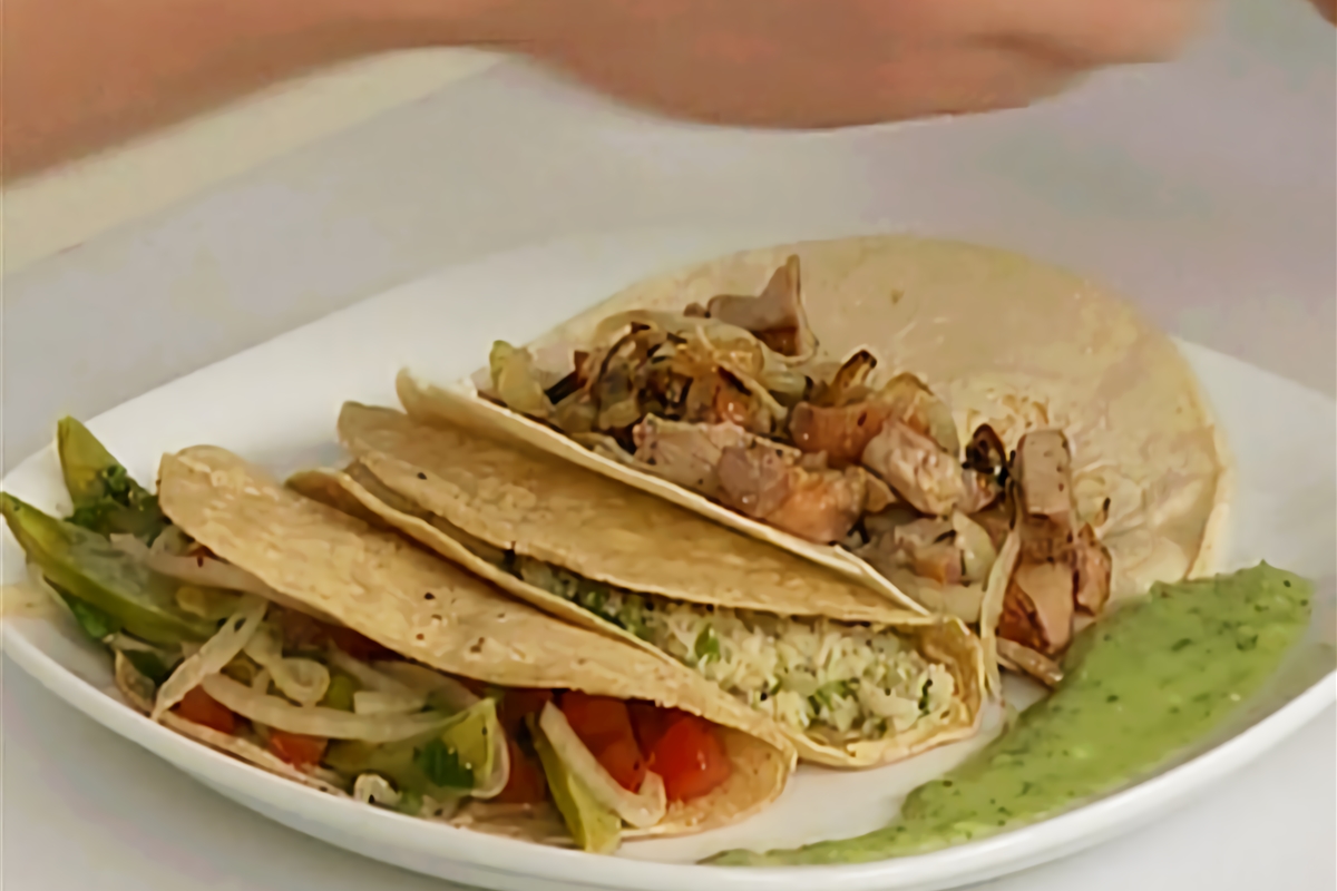 Tacos de pato confitado, ensalada de nopales y jaiba con chile serrano ...