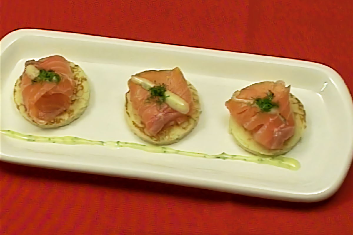 Salmón curado con salsa escandinava y blinis - El Gourmet