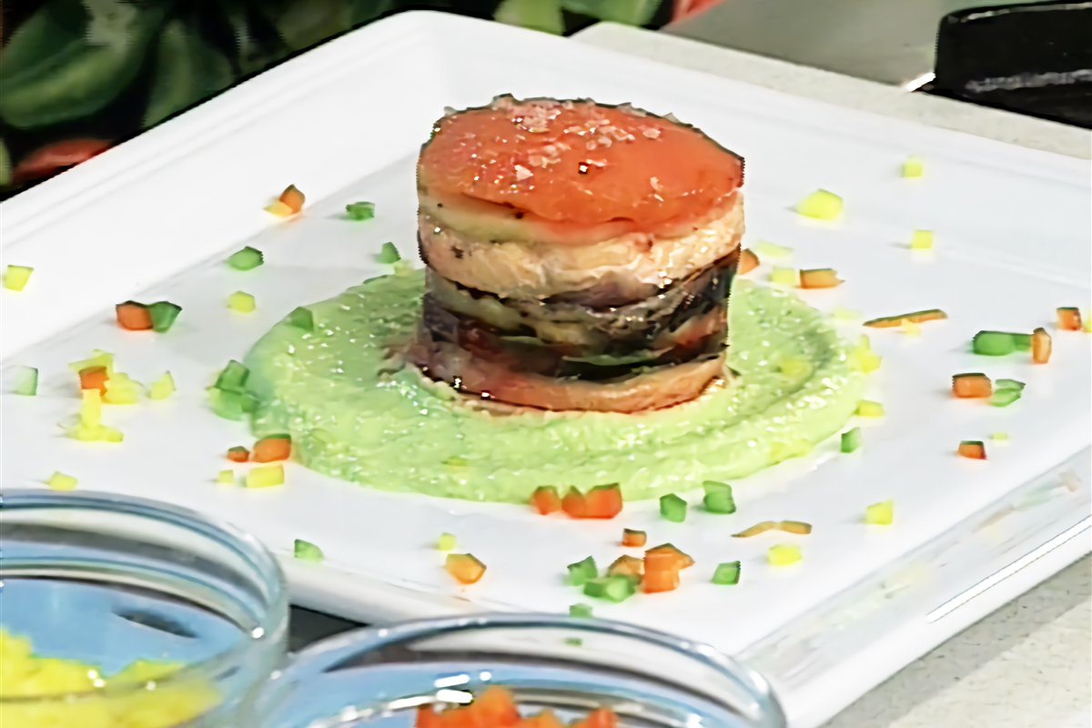 Milhojas de trucha y verduras sobre salsa tibia de palta y yogurt - El ...