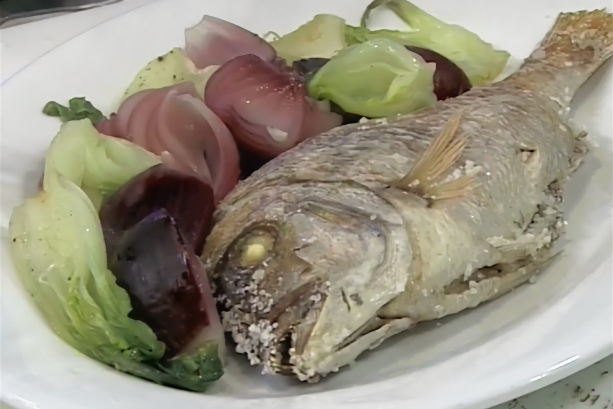 Besugo entero a la sal con mayonesa y verduras al vapor - El Gourmet