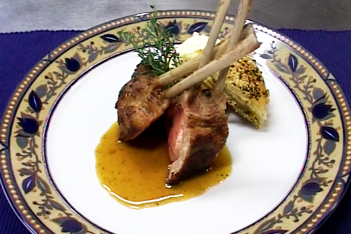 Rack de cordero asado con salsa anisada, mousse de ajo y pastel de masa ...