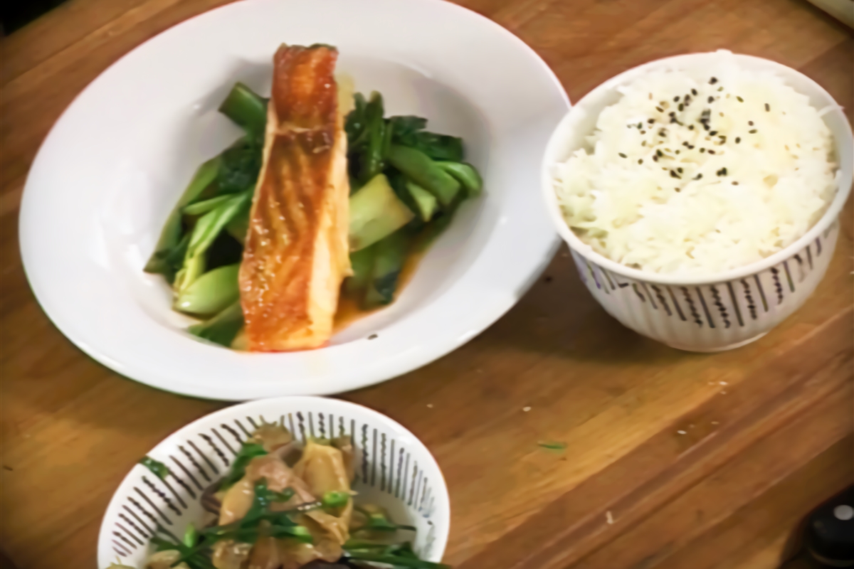 Salmón con arroz y wok de hongos, brotes y verduras - El Gourmet