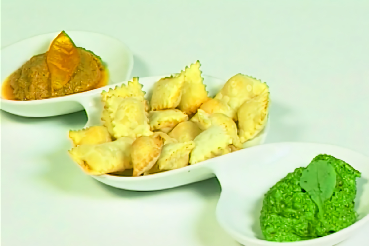 Raviol frito de ricota y cantimpalo con pesto de rúcula y tomate - El ...