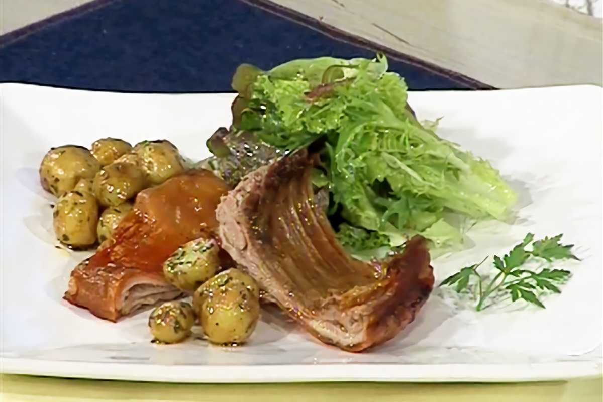 Cochinillo asado, papines con hierbas y hojas verdes - El Gourmet