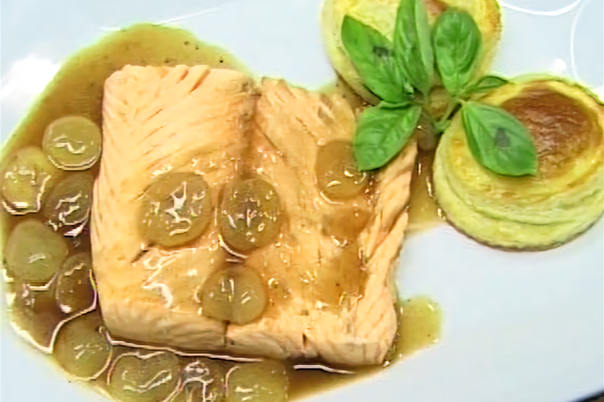 Carne de salmón en court bouillon, salsa de uvas y pithiviers de ...
