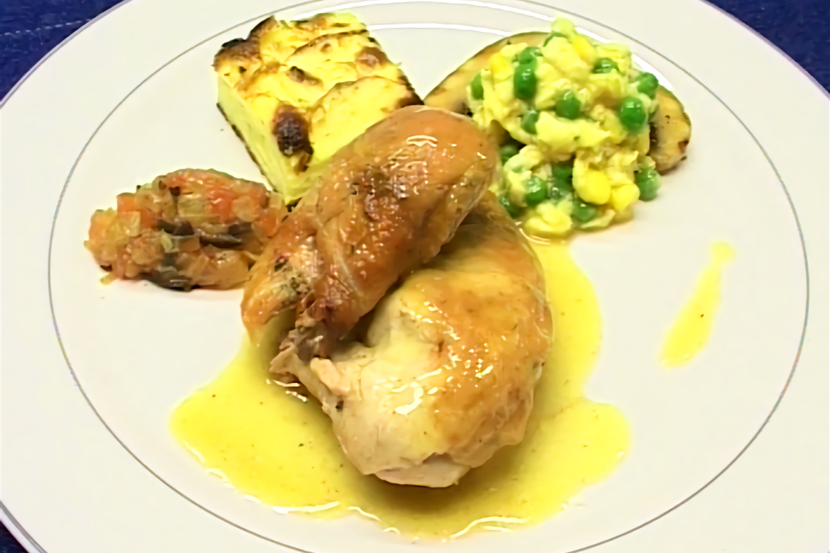 Pollo rôti, champignones grillados, gratín de papas y revuelto de ...