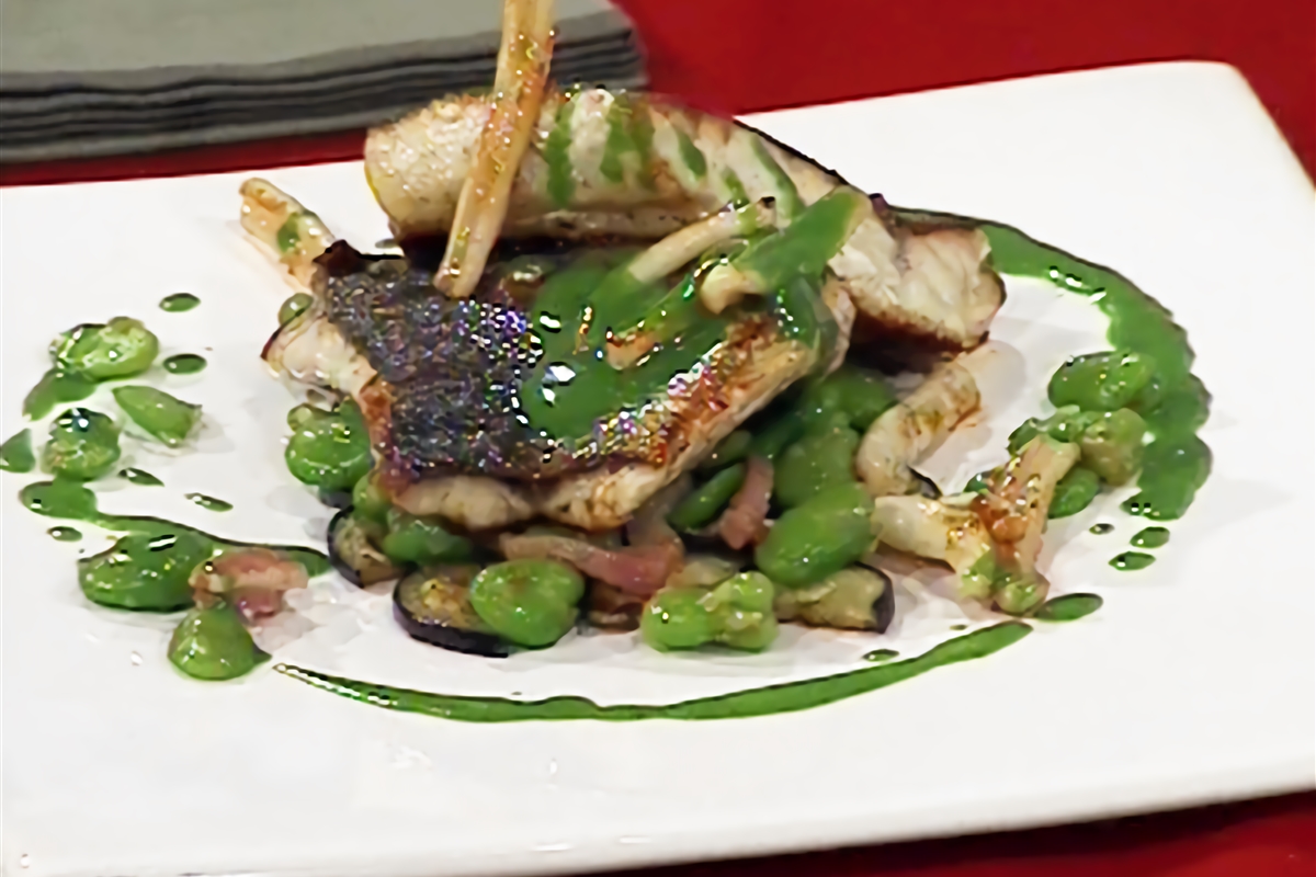 Chernia con berenjenas, habas, calamares y salsa de perejil - El Gourmet