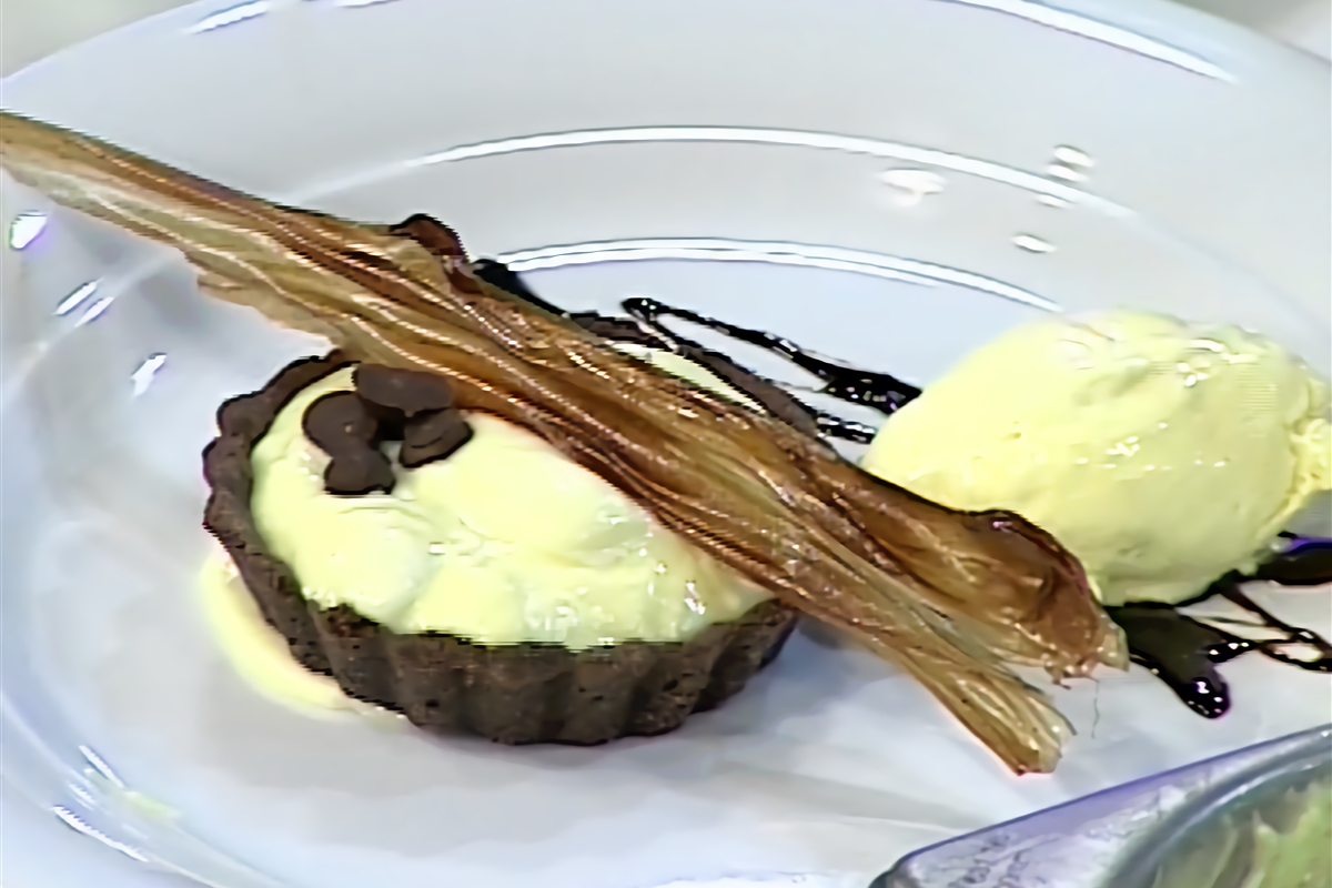 Tarta de mousse de chocolate blanco, helado de cardamomo y salsa de ...
