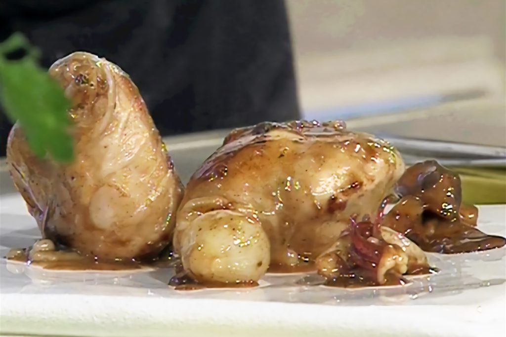 Conejo relleno, cebolletas, calamares y setas al perfume de canela y ...