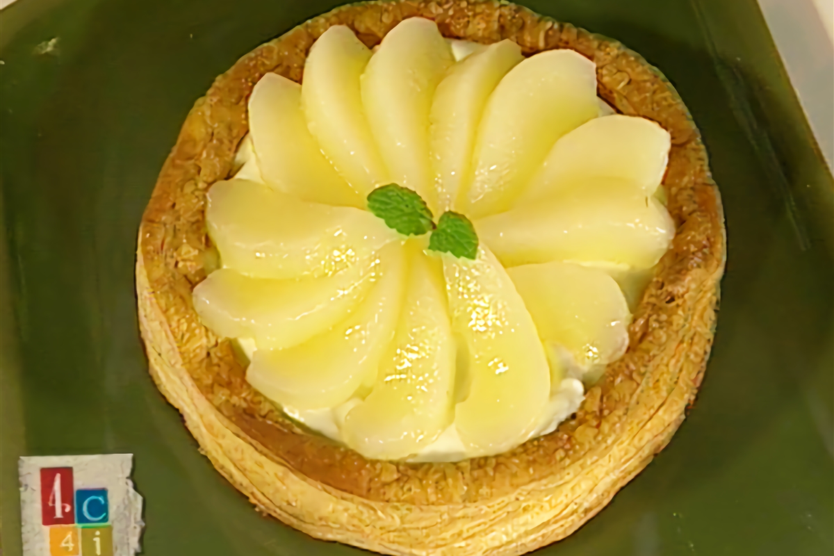 Tarta de peras con crema de yogurt y rodajas de lima en almíbar - El ...