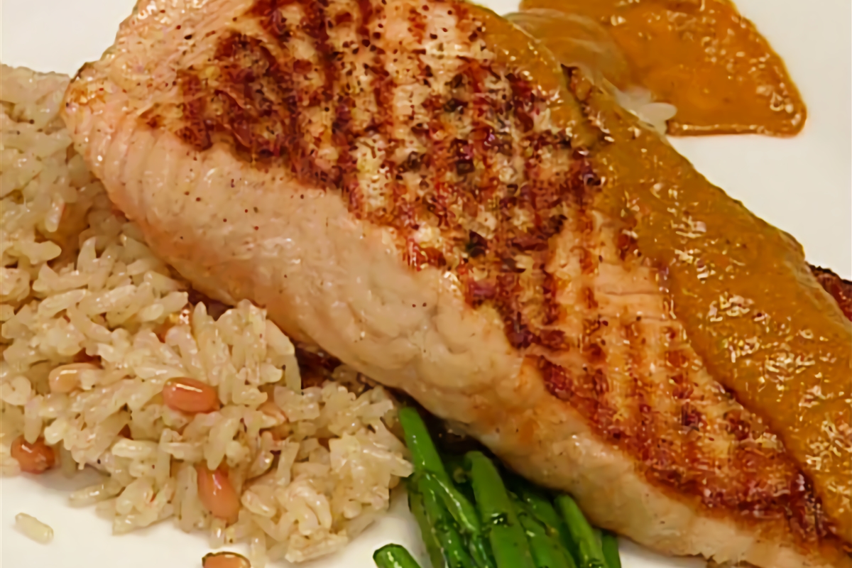 Lomo de salmón con pipian de camarón seco - El Gourmet