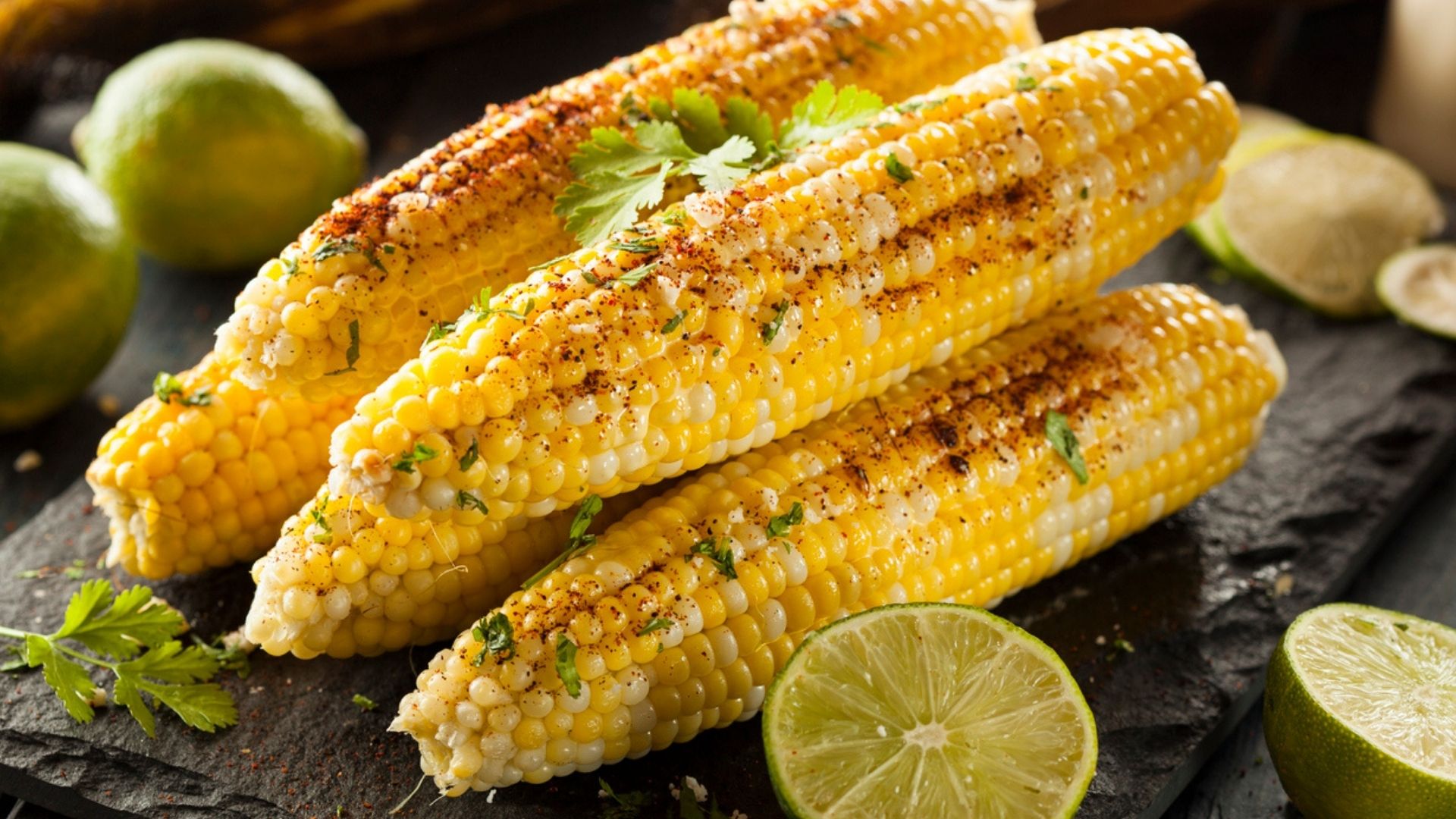 Elotes sobre las brasas mexicanas
