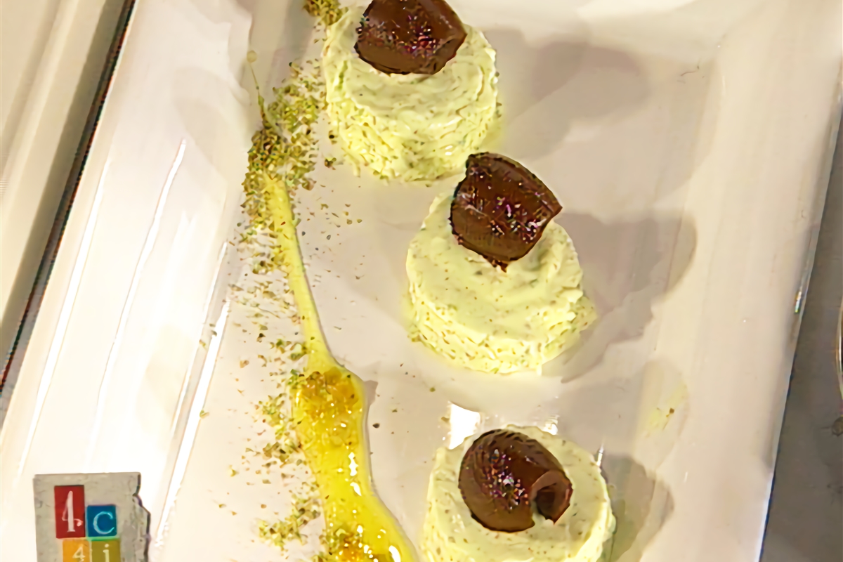 Crema fría de chocolate y leche de coco, Semifredo de pistacho y Jalea ...