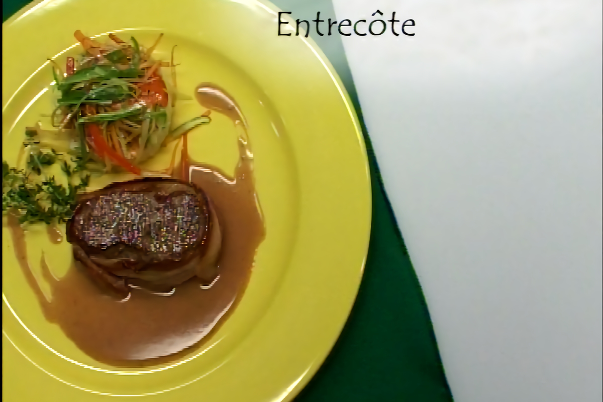 Lomo envuelto en panceta con salsa de vino tinto y galette de batata ...