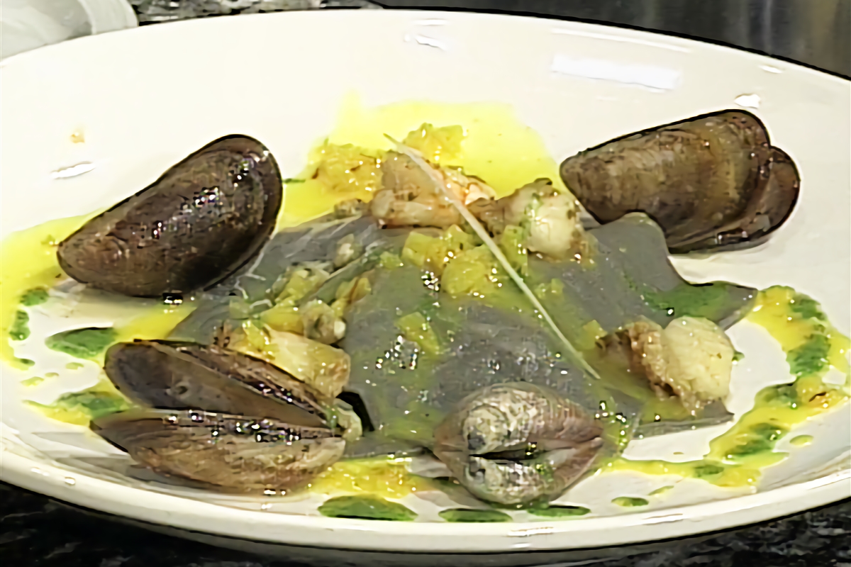 Raviol abierto con langostinos, cilantro y salsa de azafrán - El Gourmet