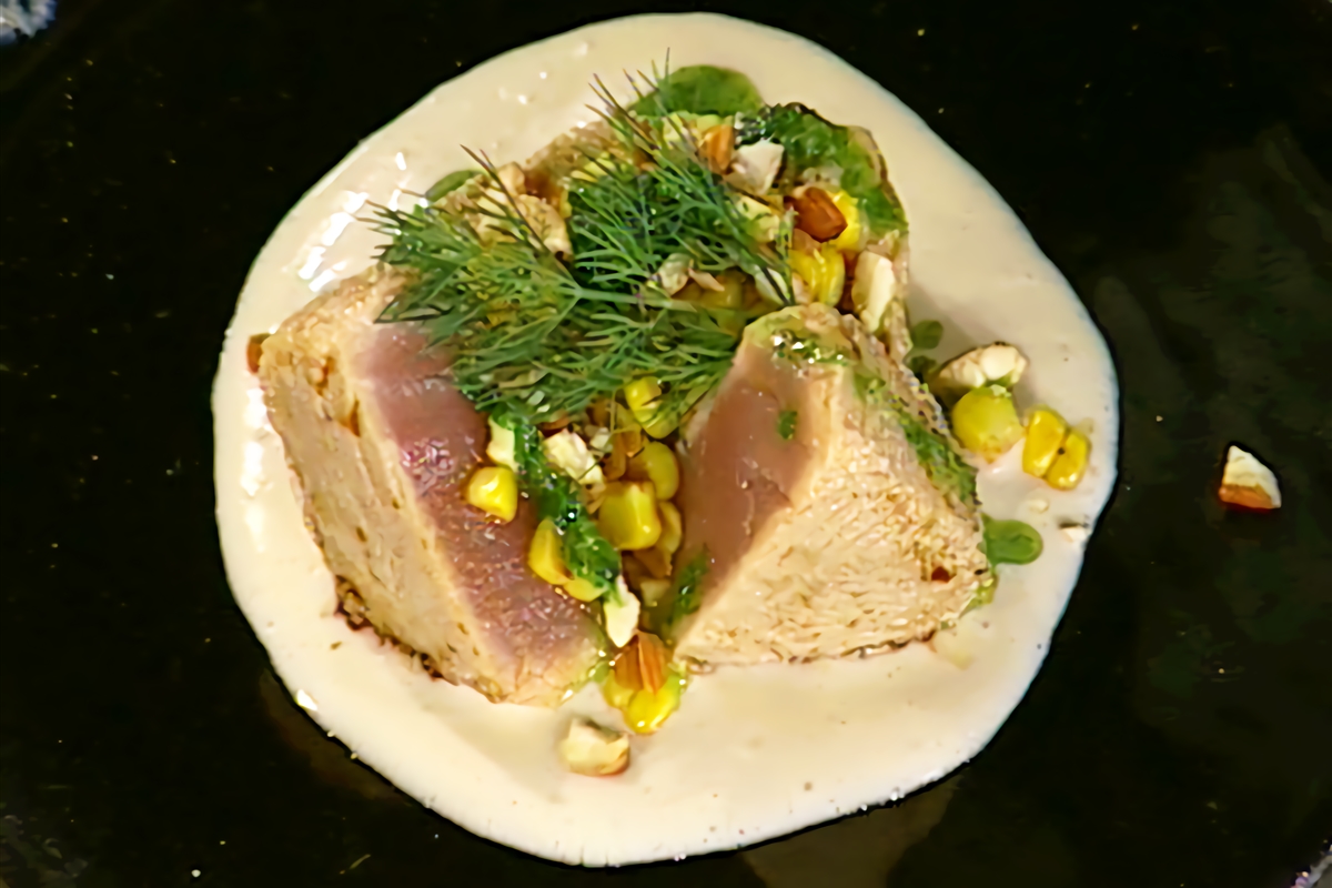 Atún frito semi crudo con maíz asado al estilo japonés y almendra frita ...