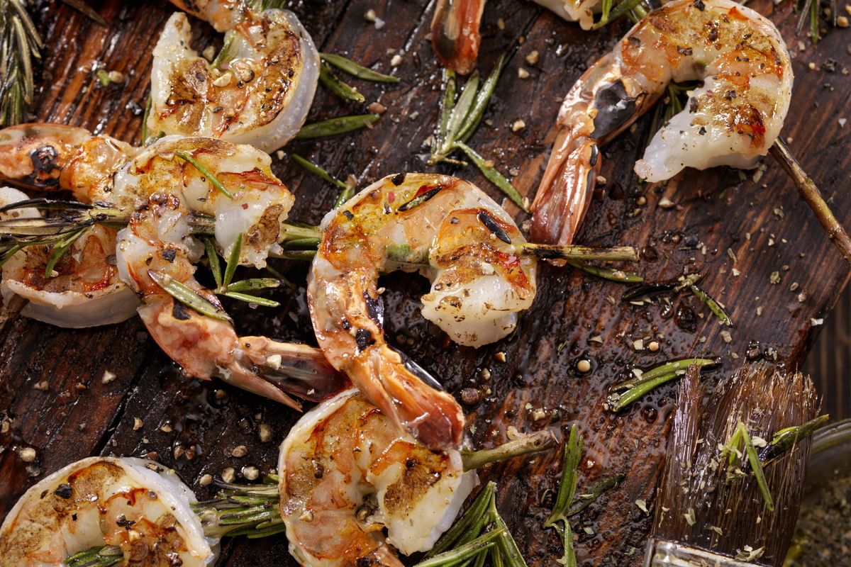 Brochettes de Langostinos, Chernia o Mero, y de Esparragos, con Salsa ...