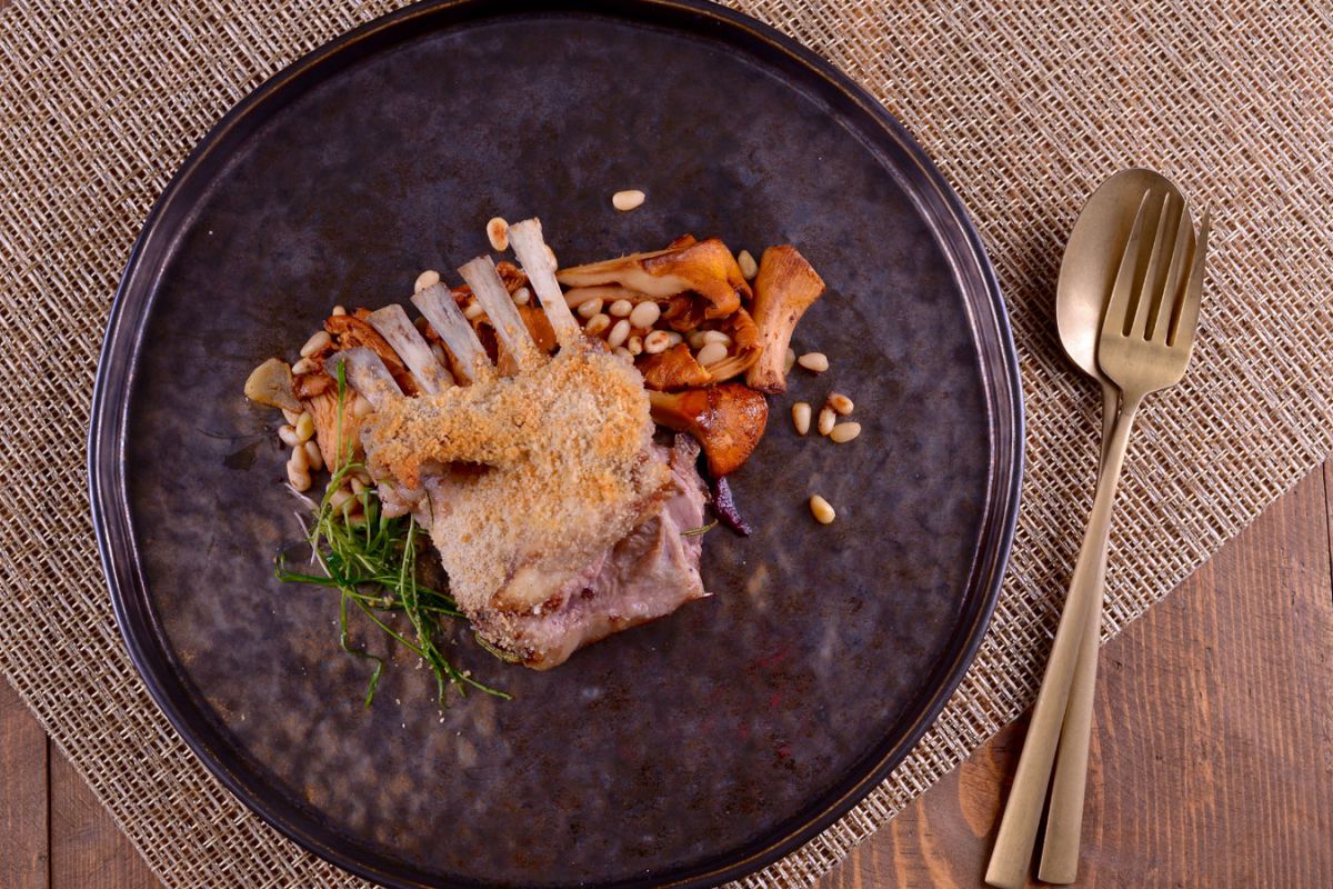 Carré de Cordero con Costra al Romero, Rebozuelos y Piñones - El Gourmet