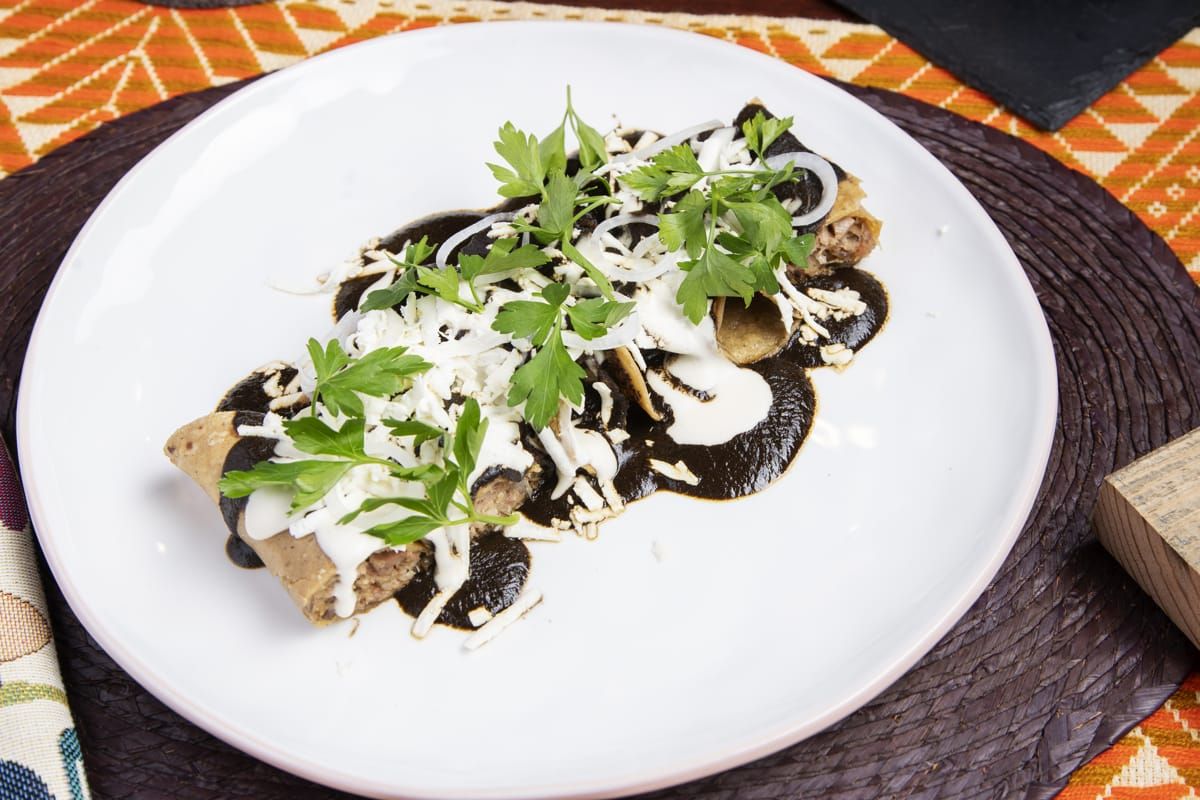 Tacos Dorados De Pato Con Mole Negro - El Gourmet