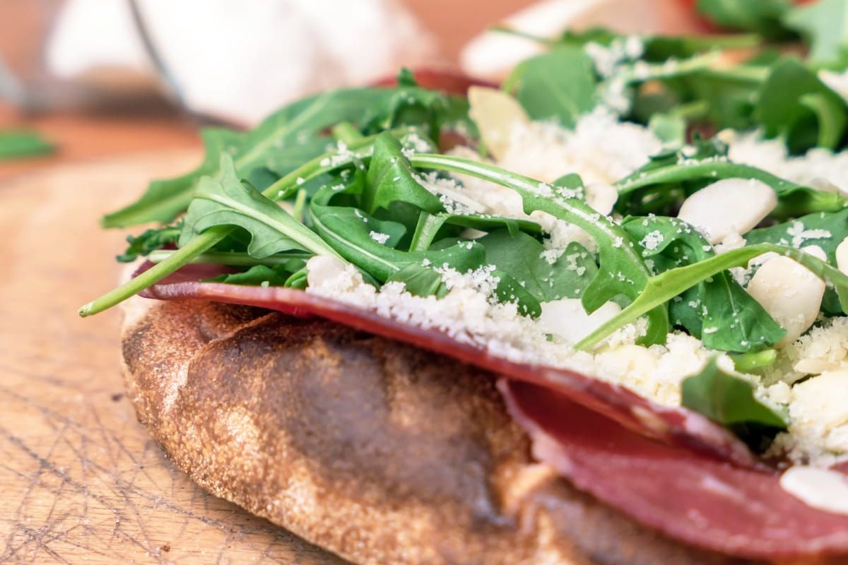 Pizza De Rúcula y Jamón Crudo A La Sartén - El Gourmet