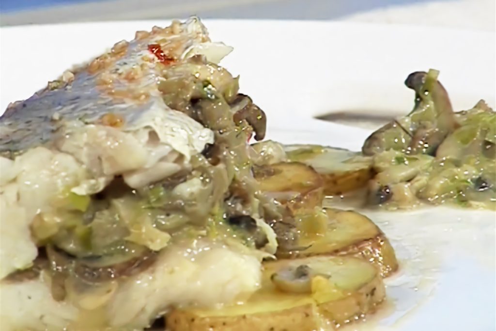 Merluza rellena con hongos, papas y refrito de ajo - El Gourmet