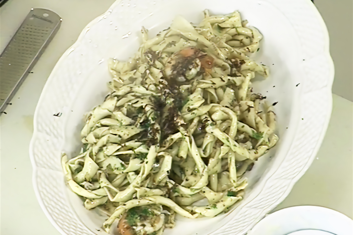 Stringozzi casarecci ai peperoncino con gamberi e olive (Pasta al ají ...