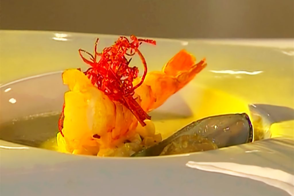 Crema de yuca y maíz con langostinos y mejillones - El Gourmet