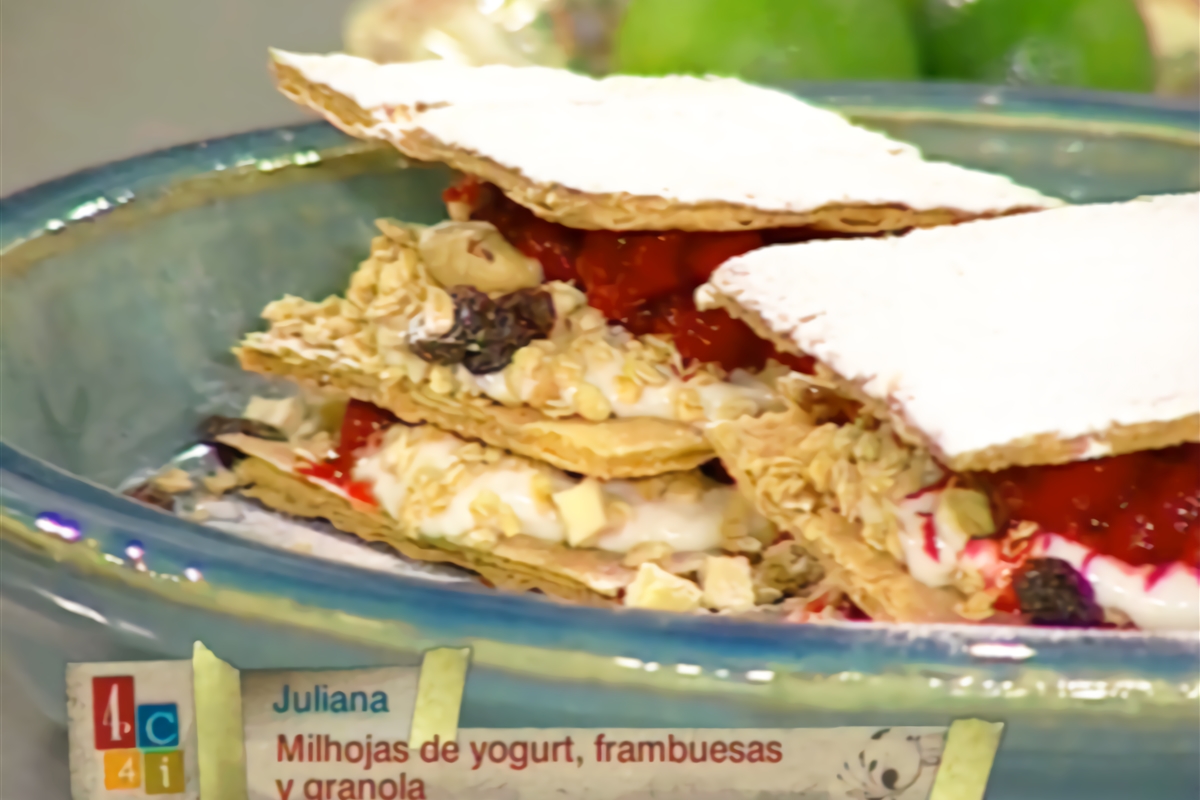 Milhojas de yogurt, frambuesas y granola y jugo de pera, manzana, lima ...