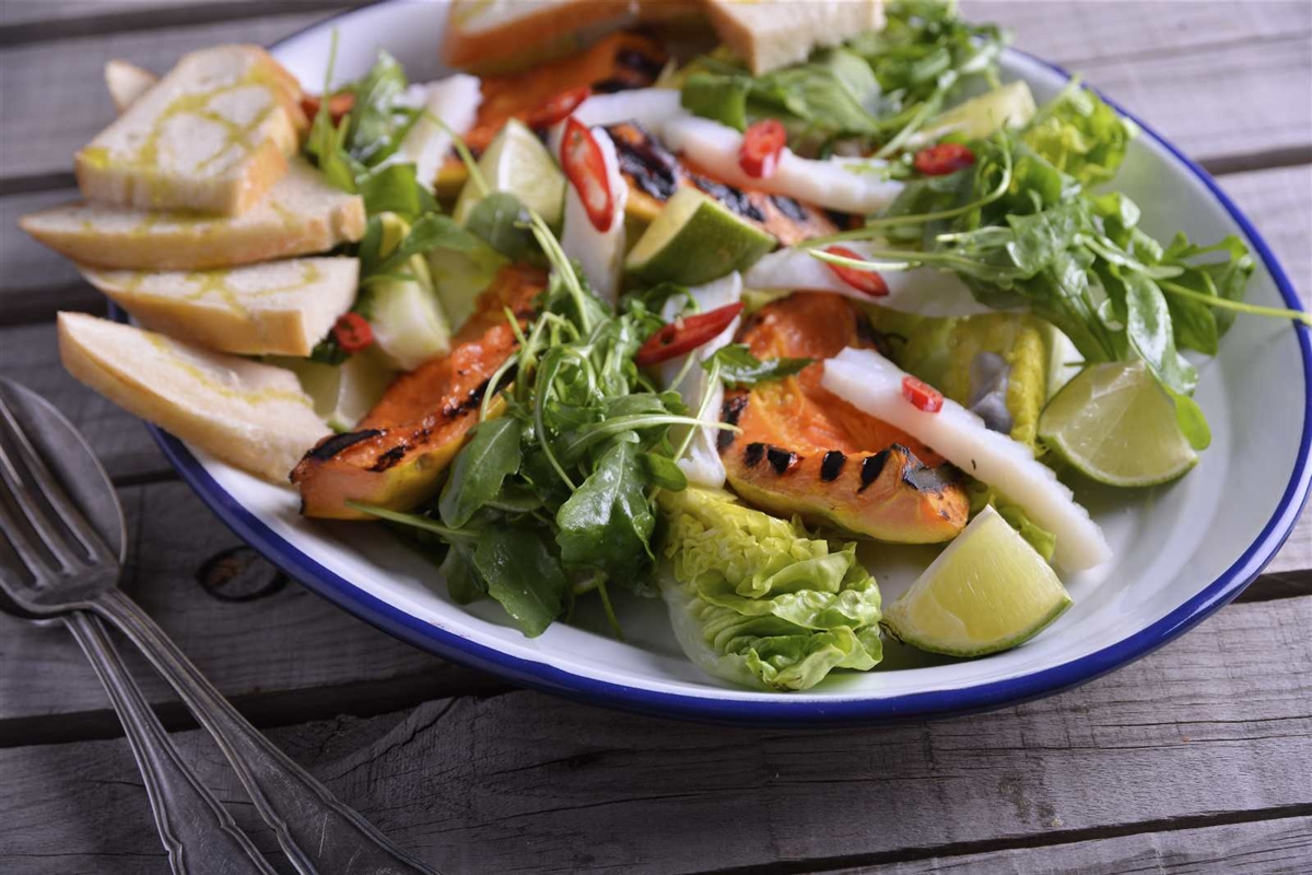 Ensalada de lechuga arrepollada, rúcula, papaya y bacalao - El Gourmet