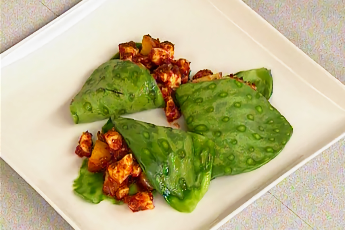 Dobladas de nopal rellenas de queso en salsa de chile de cascabel - El ...