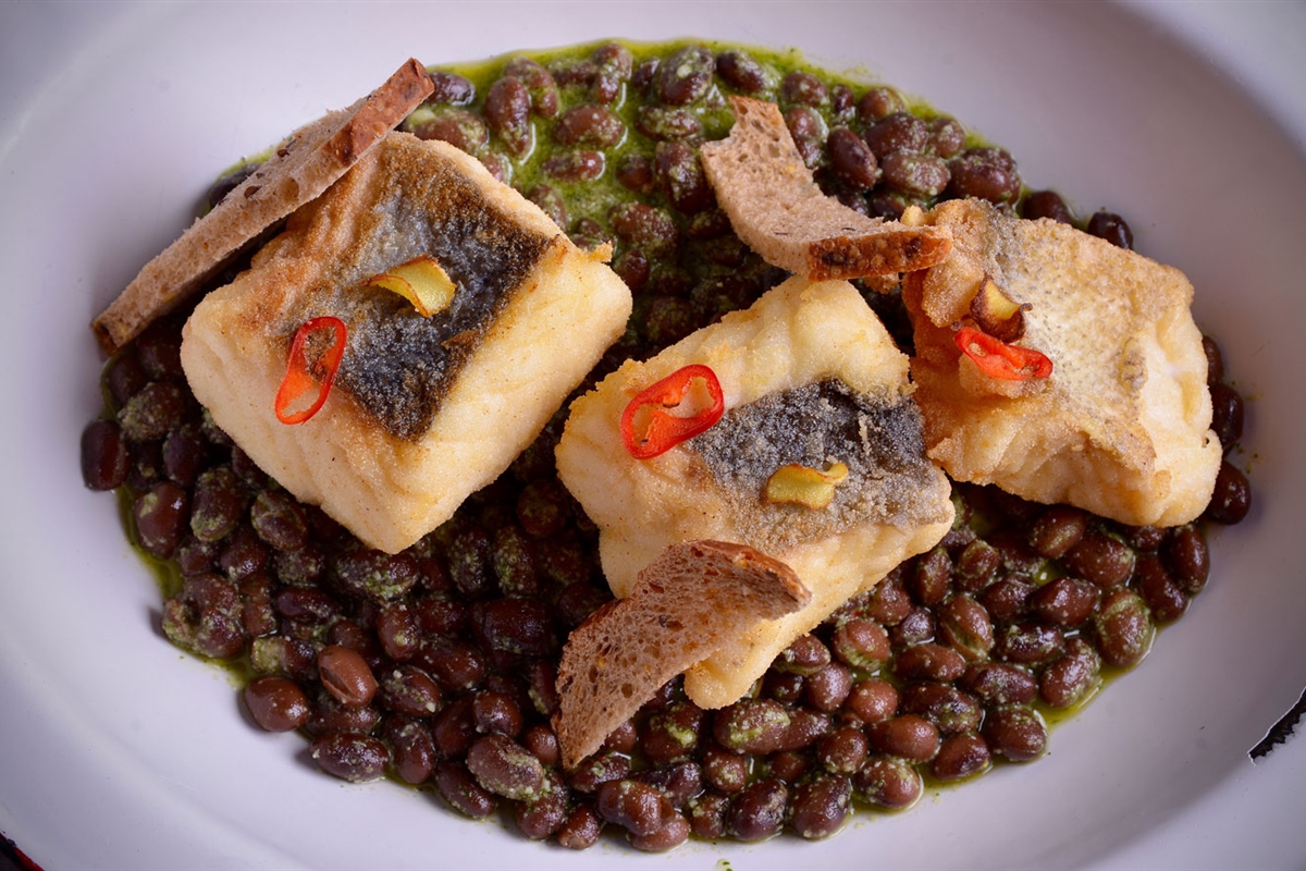 Merluza Frita sobre Alubias Negras - El Gourmet